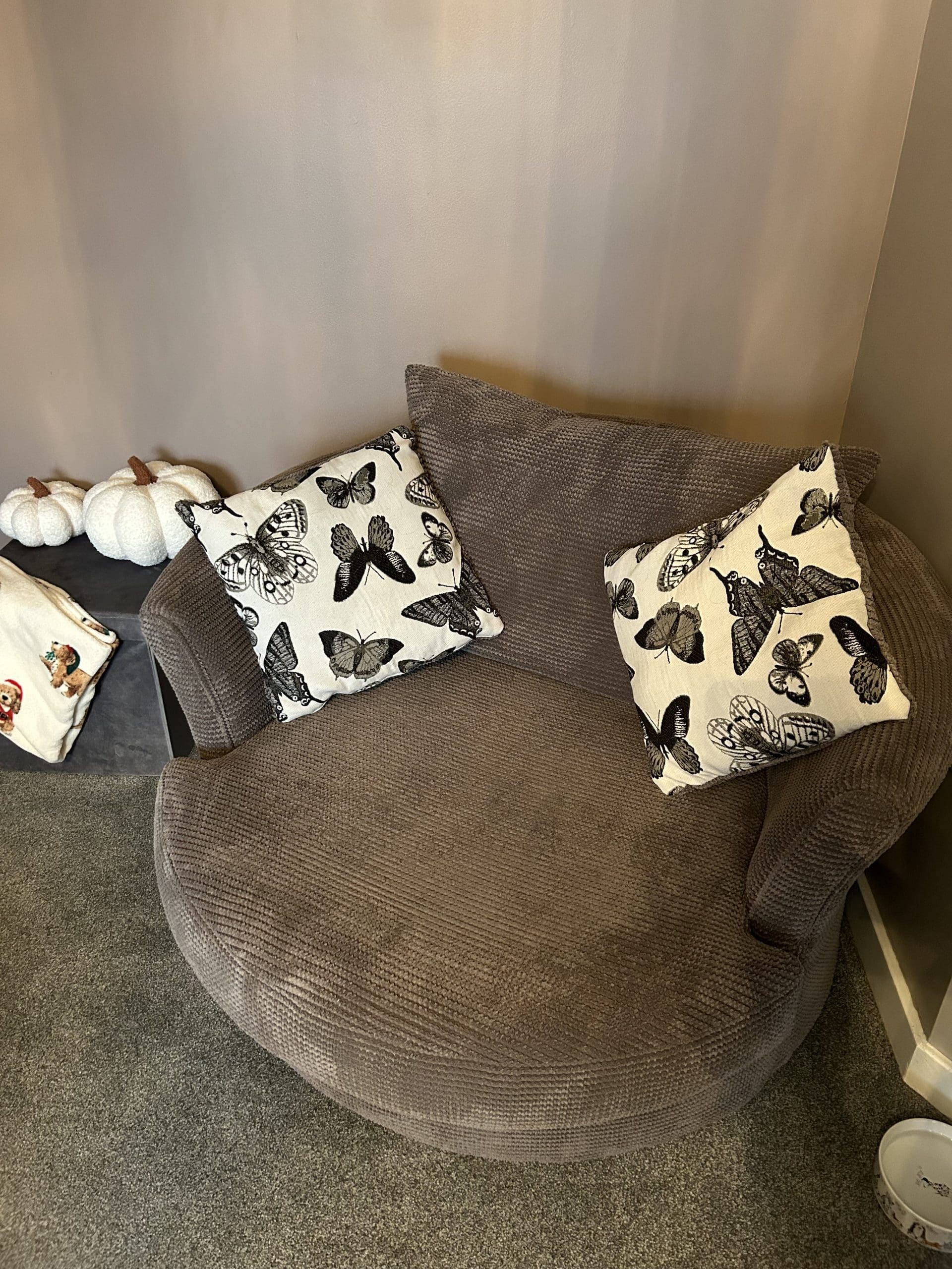 Second hand cuddle chair store